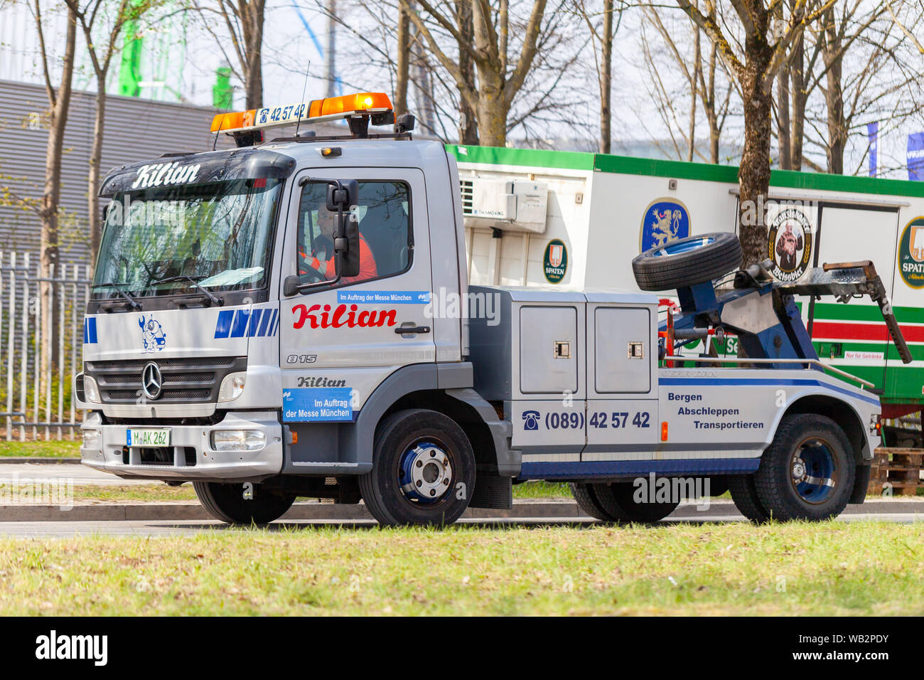 Car with breakdown truck hi-res stock photography and images - Alamy