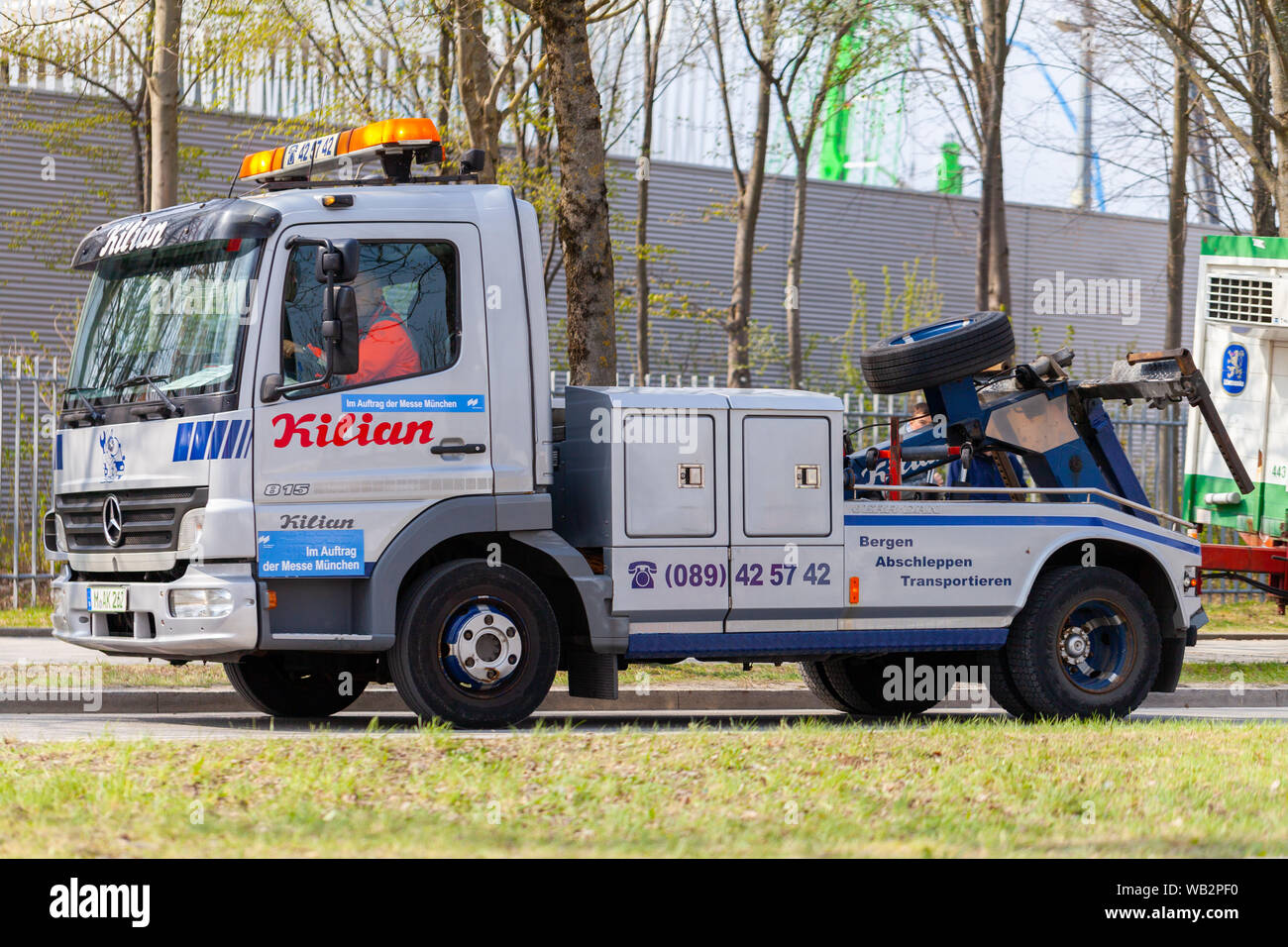 Evacuation on tow truck hi-res stock photography and images - Alamy