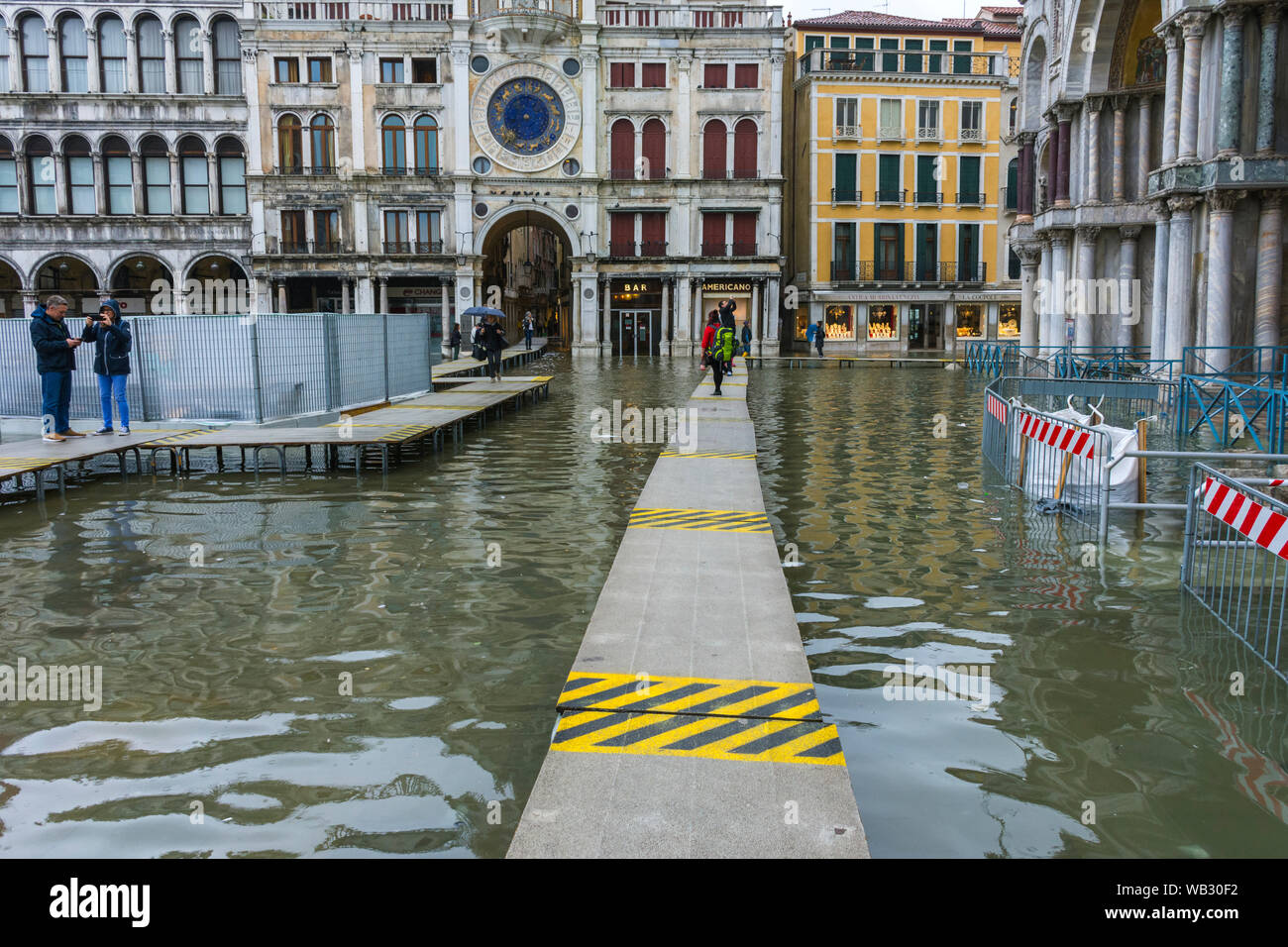 People walking on elevated platforms during an Acqua alta (high water ...