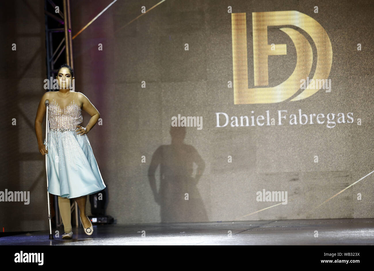 Leg show models hi-res stock photography and images - Alamy