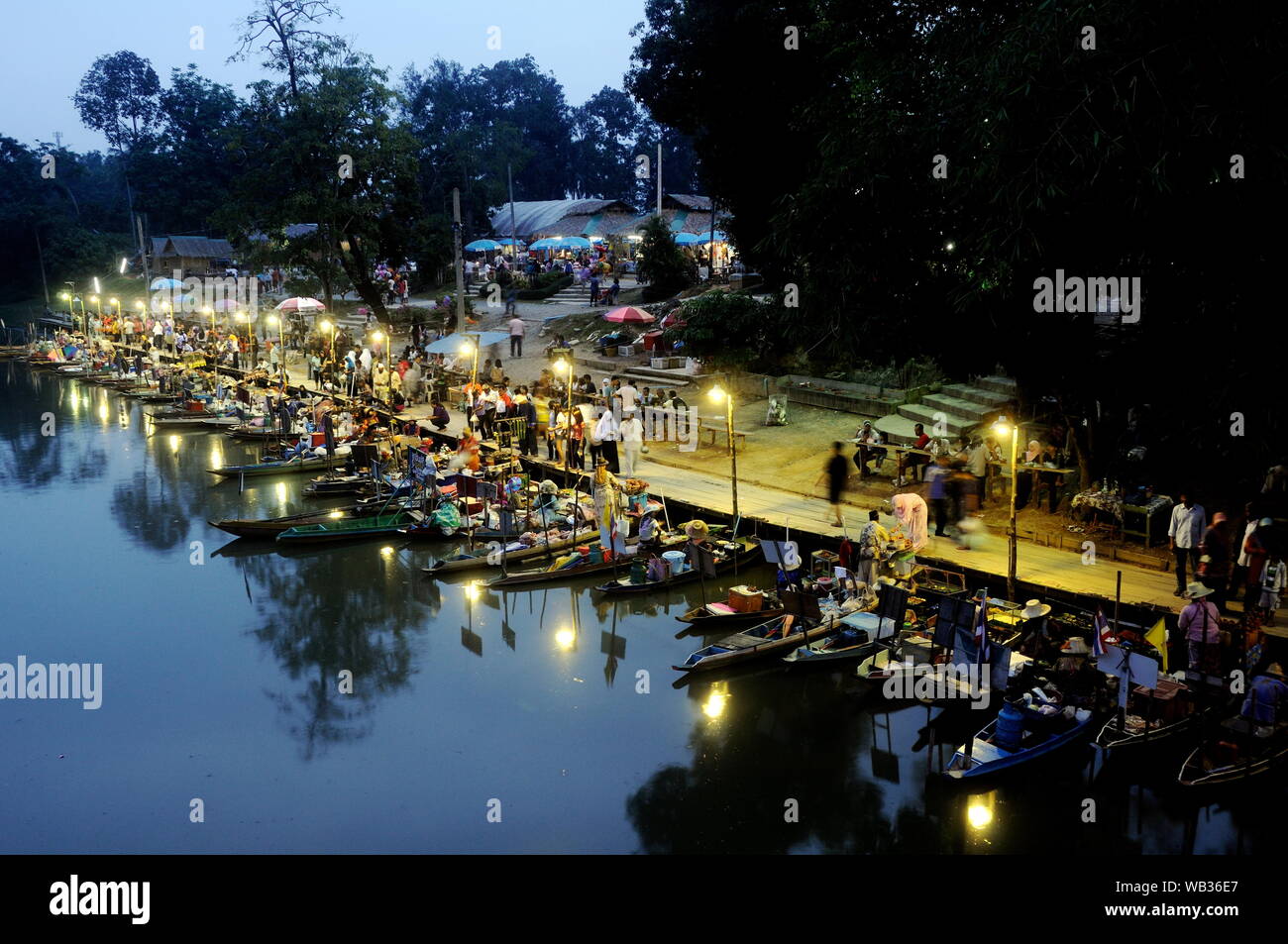 General view of the Khlong Hae floating market at sunset Stock Photo ...