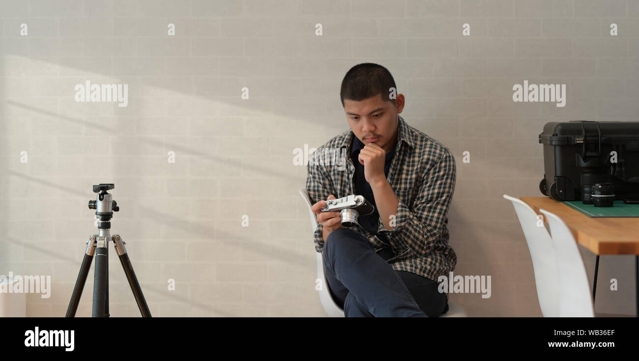 Checking camera shots hi-res stock photography and images - Alamy