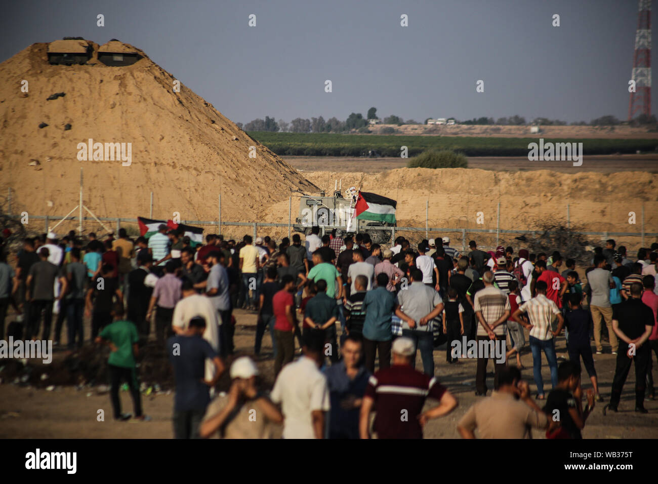Gaza, Palestine. 23rd Aug, 2019. Palestinians gather at the Israel-Gaza ...