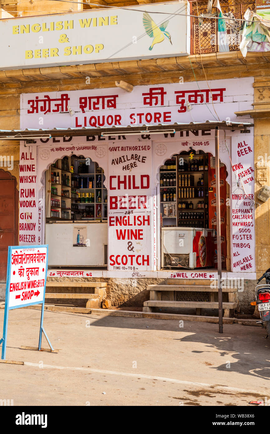 Liquor store exterior hi-res stock photography and images - Alamy
