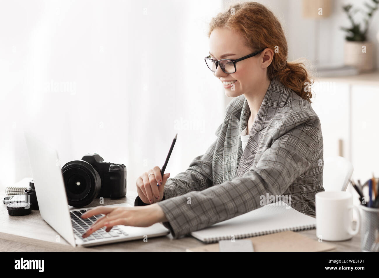 Journalist reporter with student hi-res stock photography and images ...