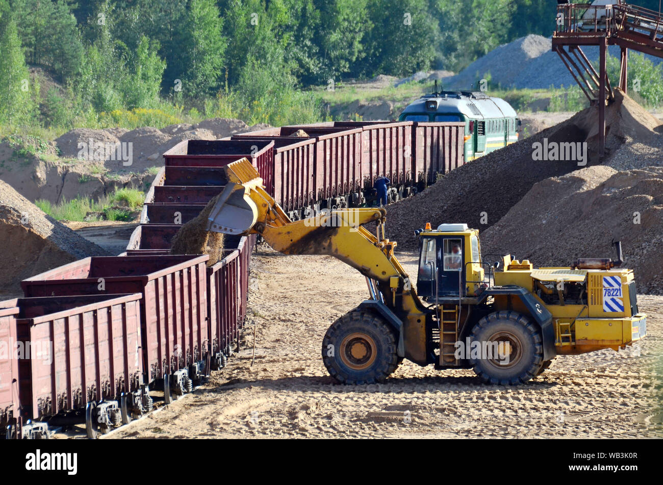 Wheel loader railway wagons hi-res stock photography and images - Alamy