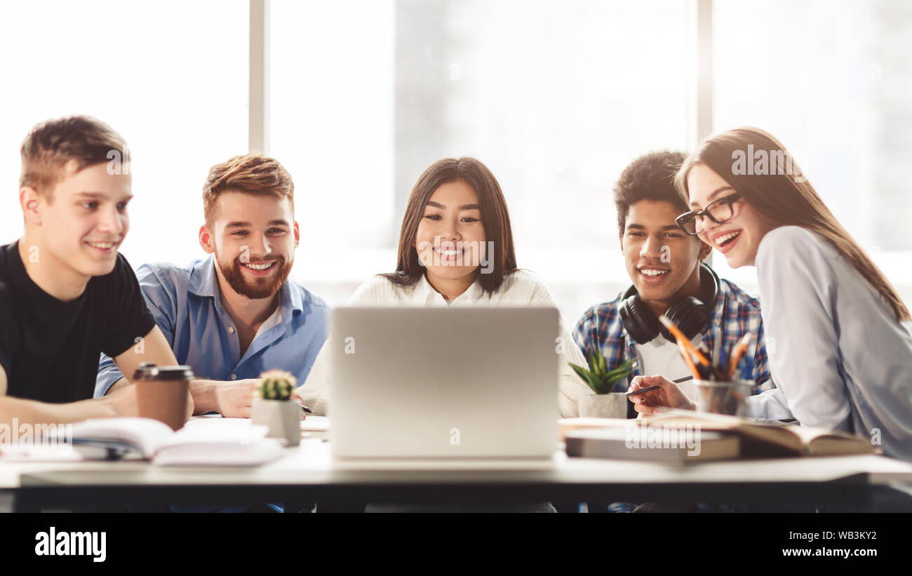 Teenage students collaborating on project in IT class Stock Photo - Alamy