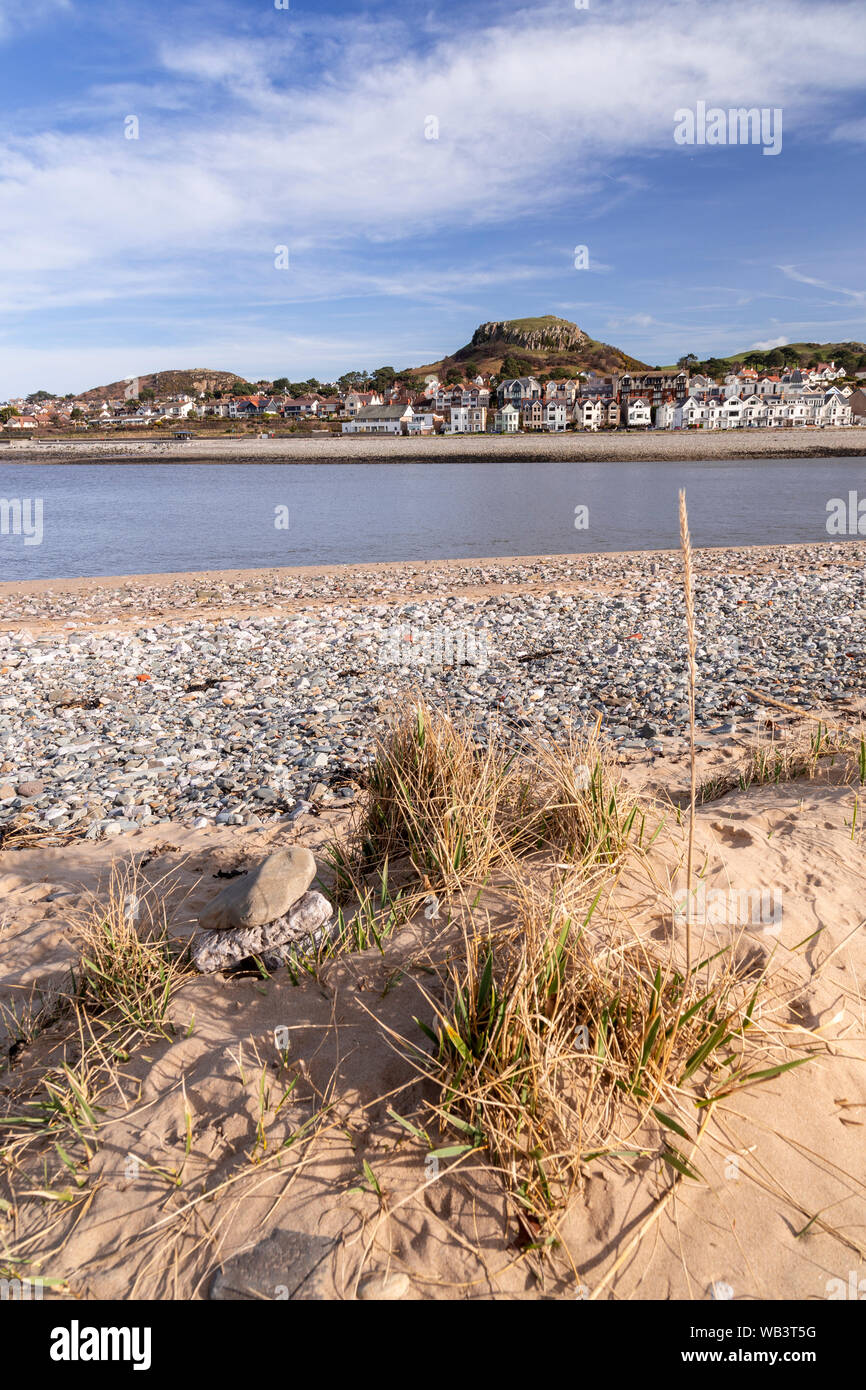Beach at Conwy Morfa, North Wales, overlooking Deganwy Stock Photo - Alamy