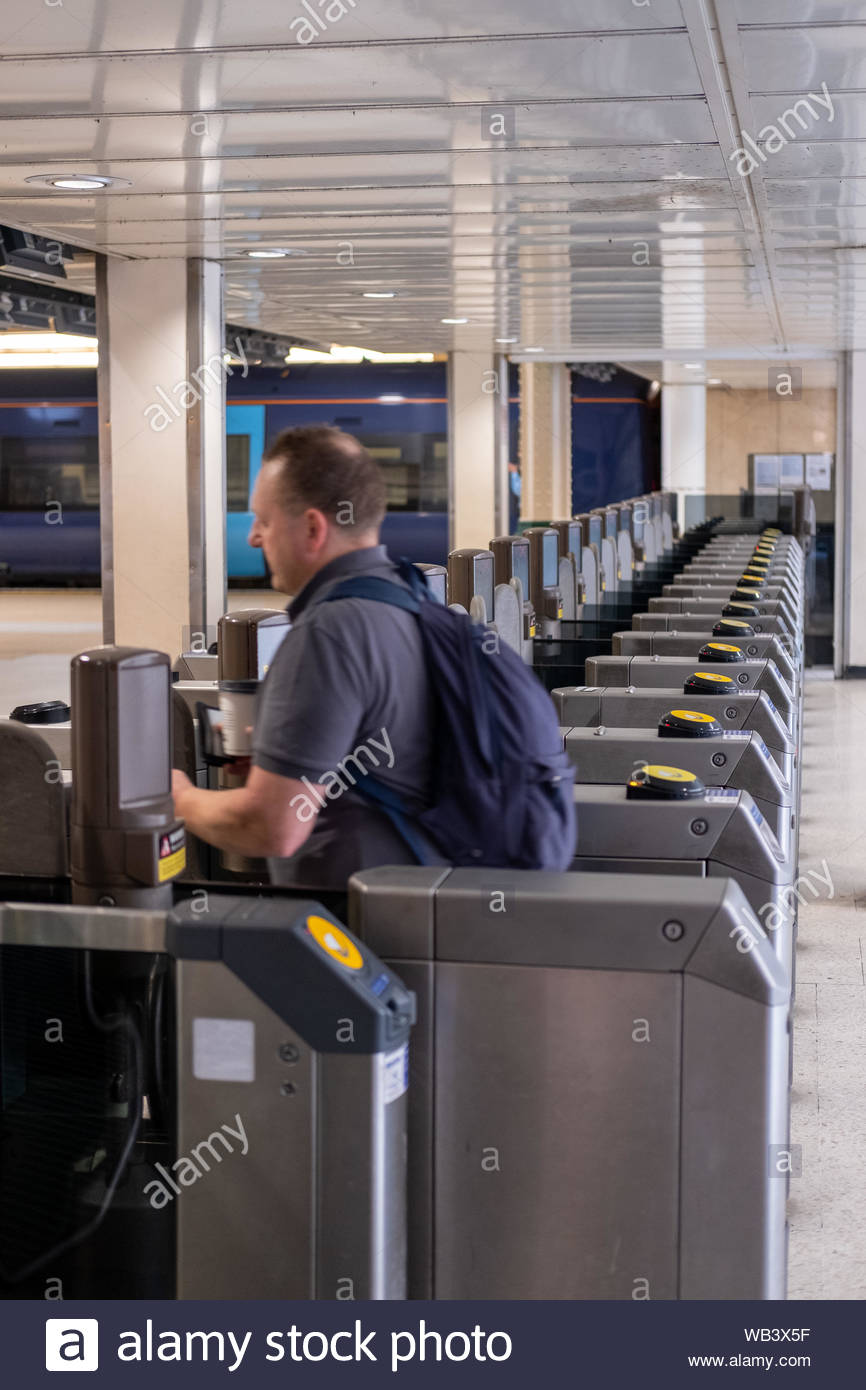 Oyster Card Reader Stock Photos & Oyster Card Reader Stock Images - Alamy