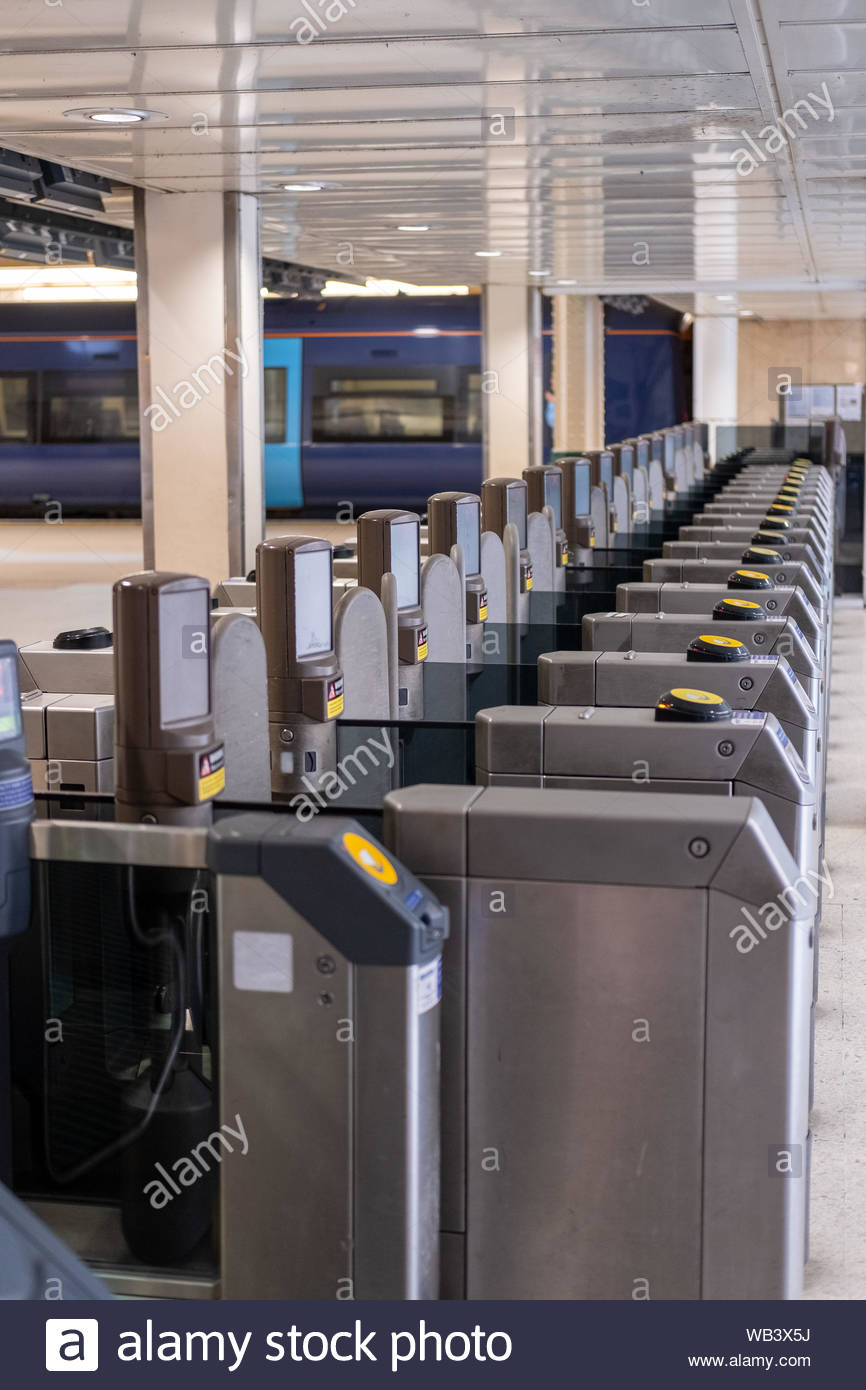 Oyster Card Reader Stock Photos & Oyster Card Reader Stock Images - Alamy
