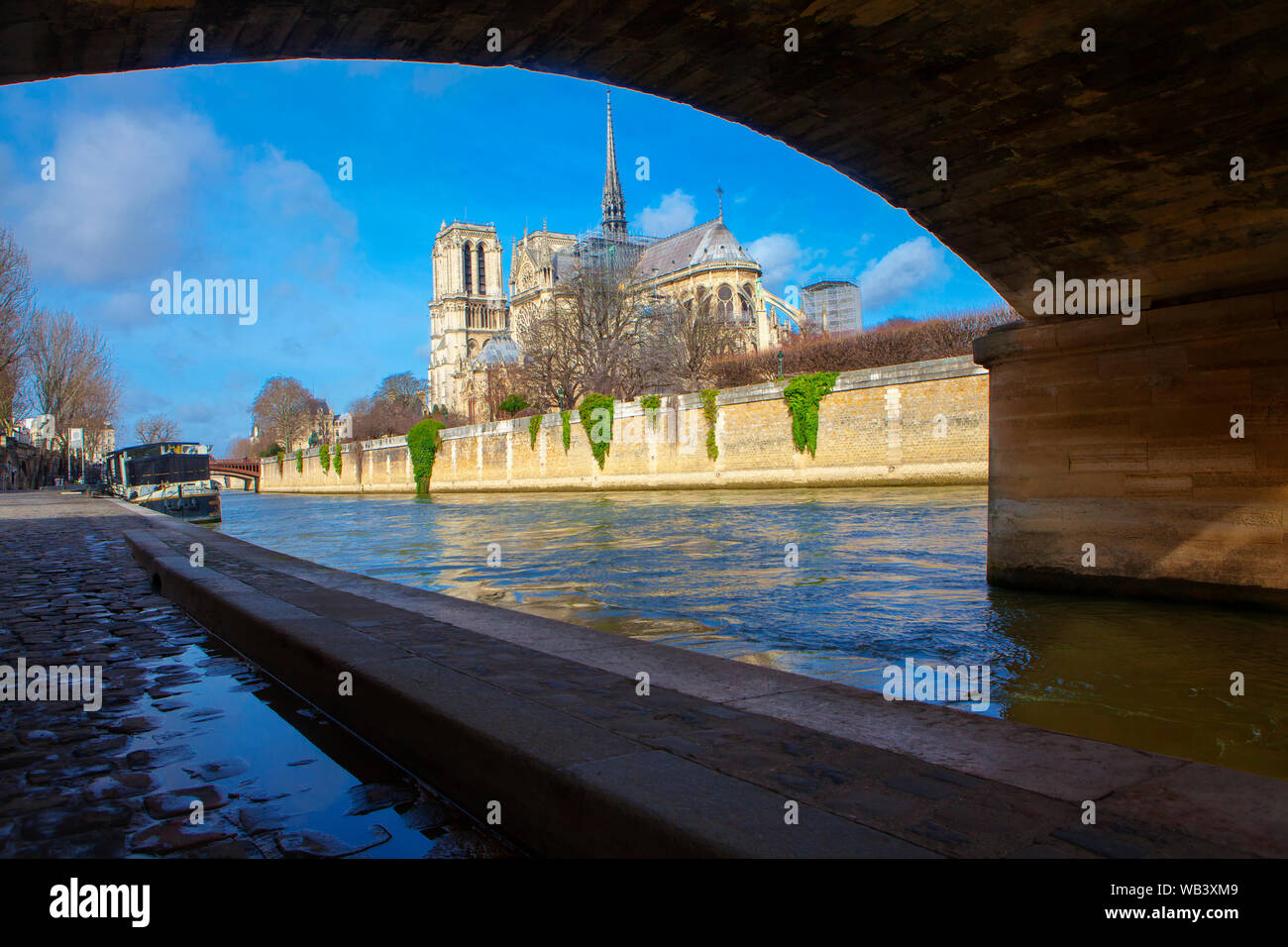 Lake reflection below bridge architecture hi-res stock photography and ...
