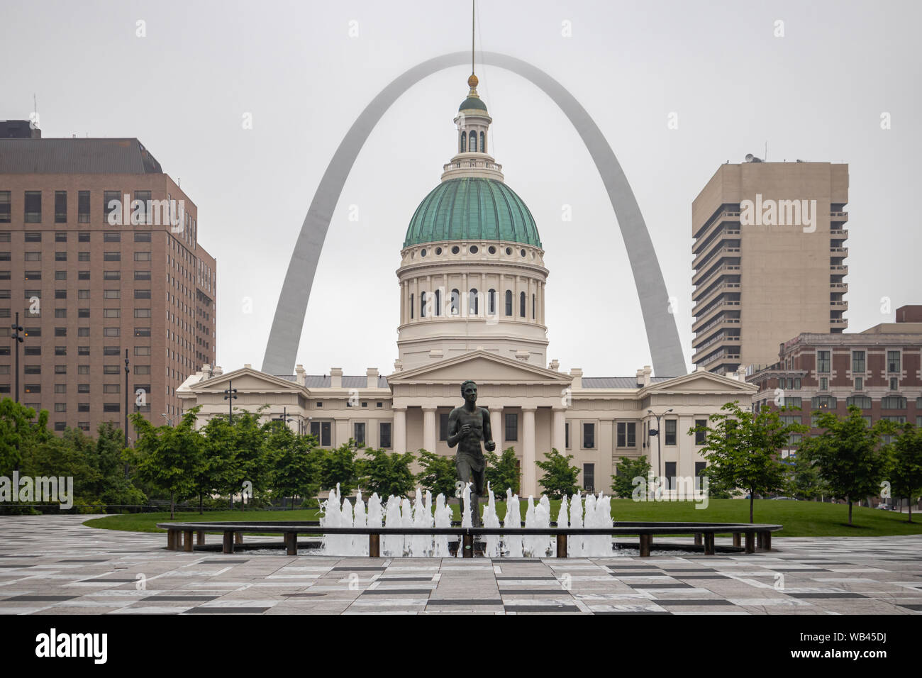 Downtown gateway arch park hi-res stock photography and images - Alamy