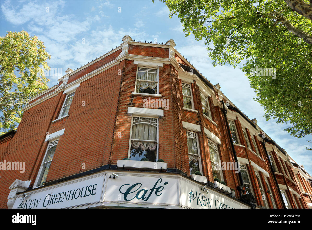 Two storey corner building hi-res stock photography and images - Alamy