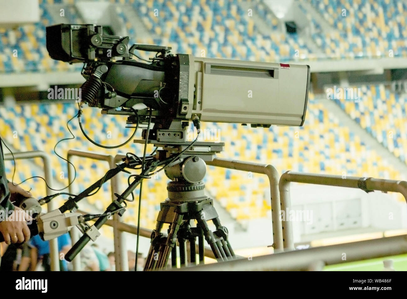 Camera stadium broadcast filming hi-res stock photography and images ...