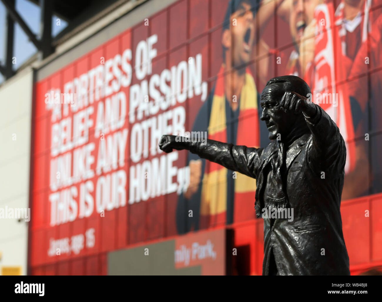 Bill shankly statue anfield football hi-res stock photography and ...