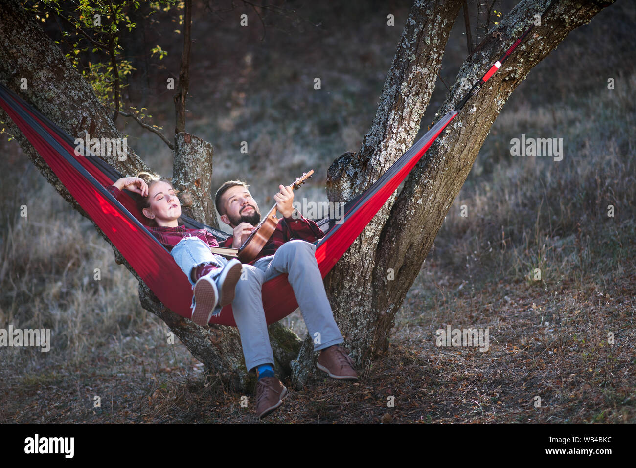 Couple having fun in a hammock on a picnic outdoors Stock Photo - Alamy