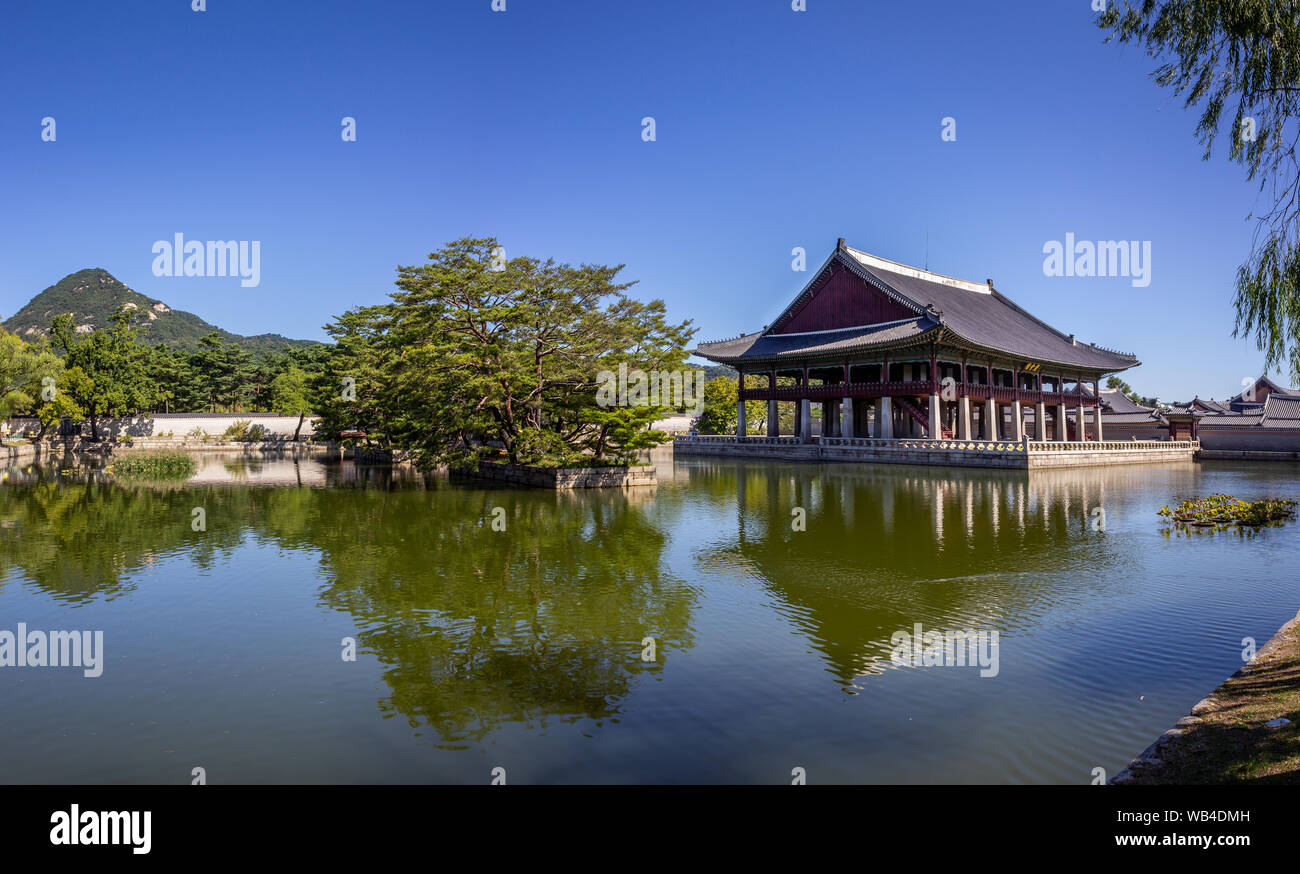 Korean palace pond hi-res stock photography and images - Alamy