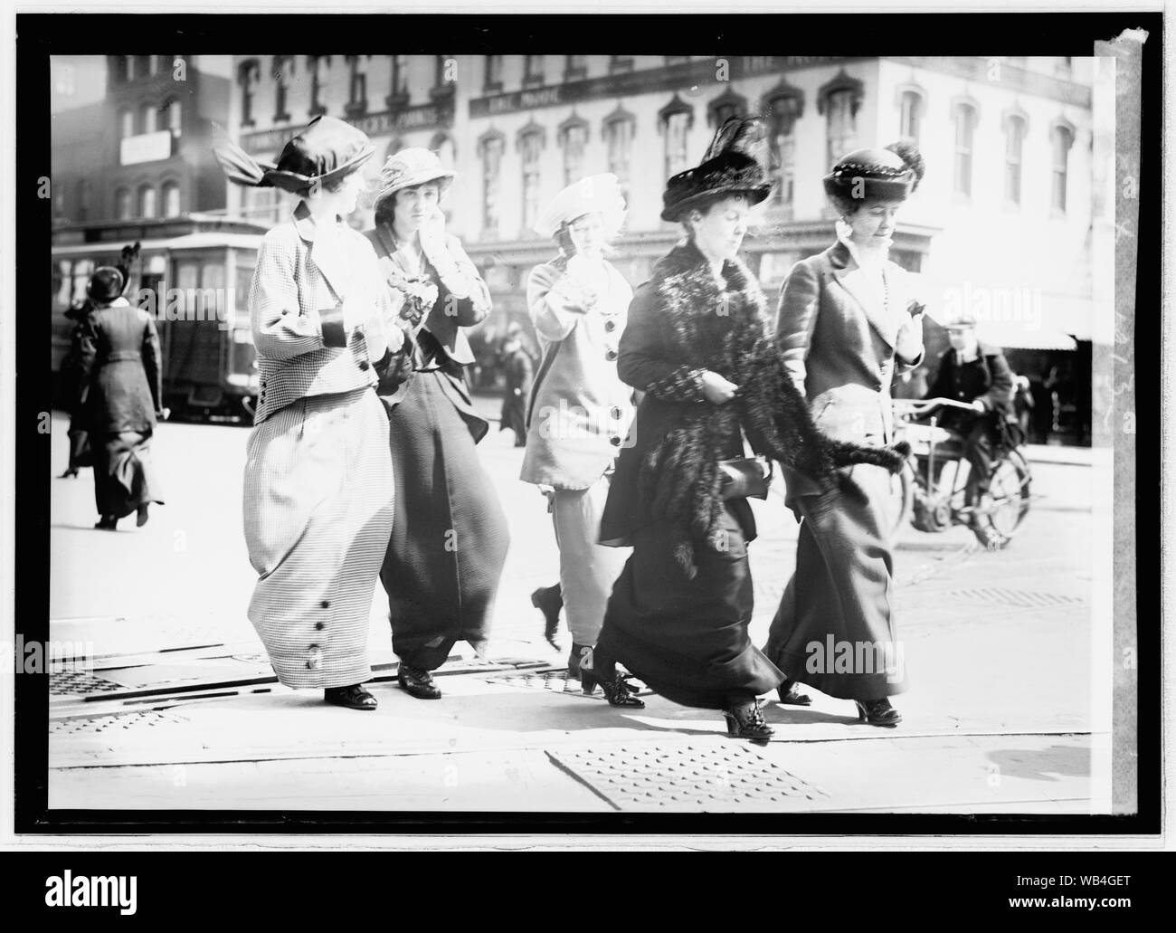 Negative 1913 hi-res stock photography and images - Alamy