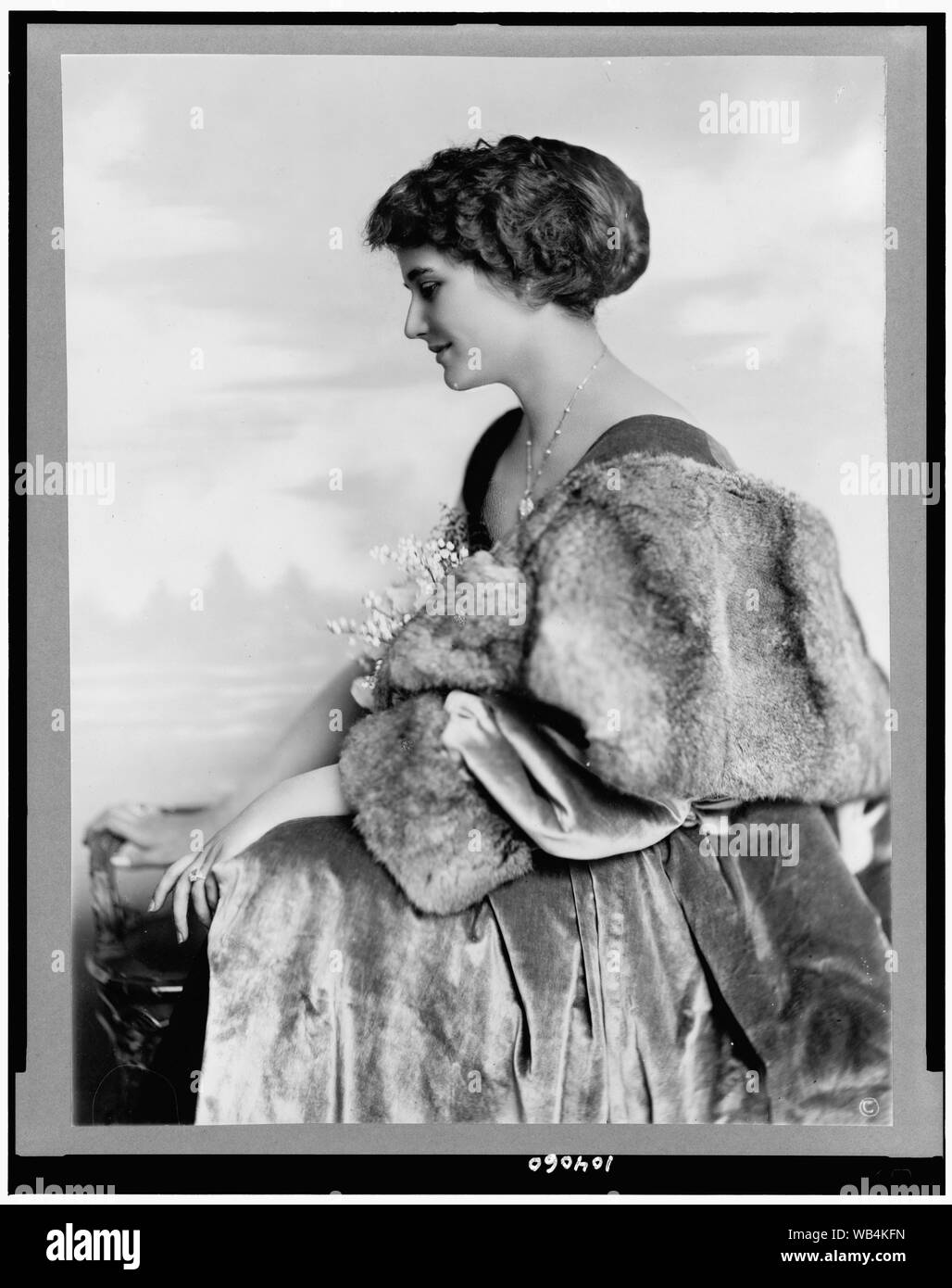 Edith Gracie, three-quarter length portrait, seated, facing left ...
