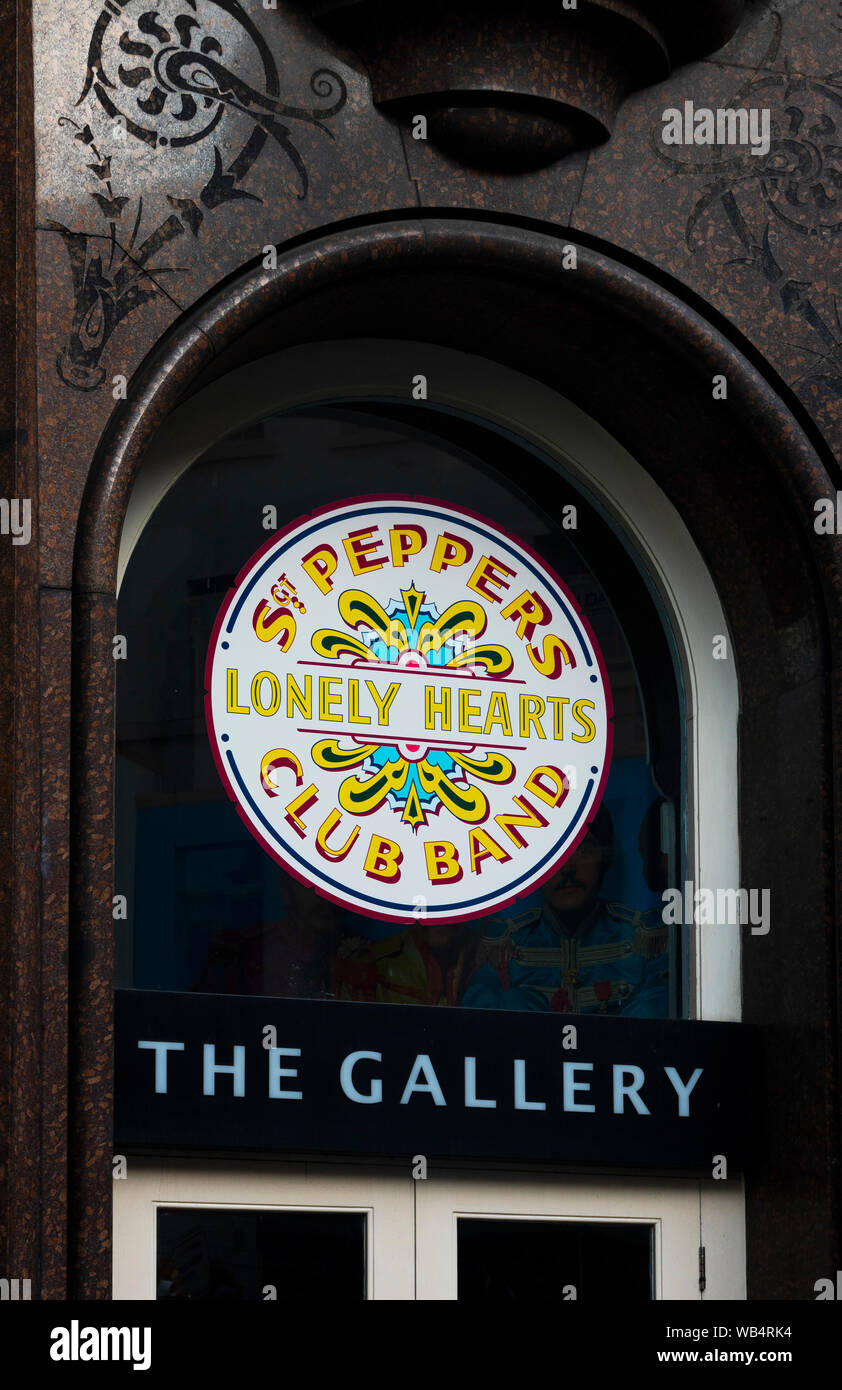 The beatles with fans hi-res stock photography and images - Alamy