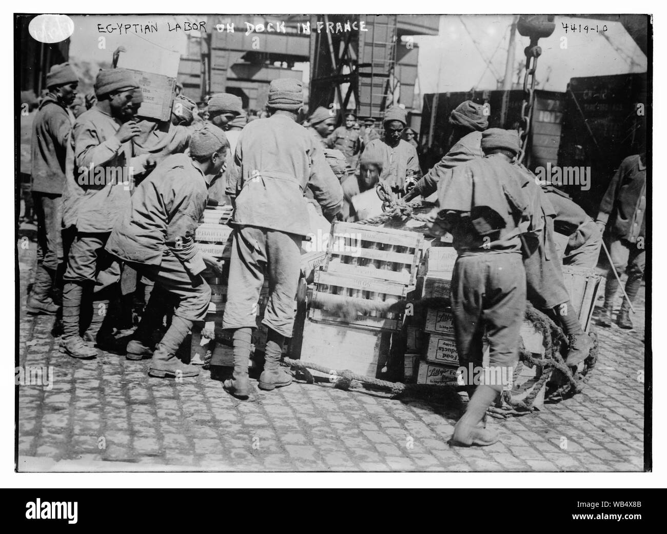 20th century manual labor Black and White Stock Photos & Images - Alamy