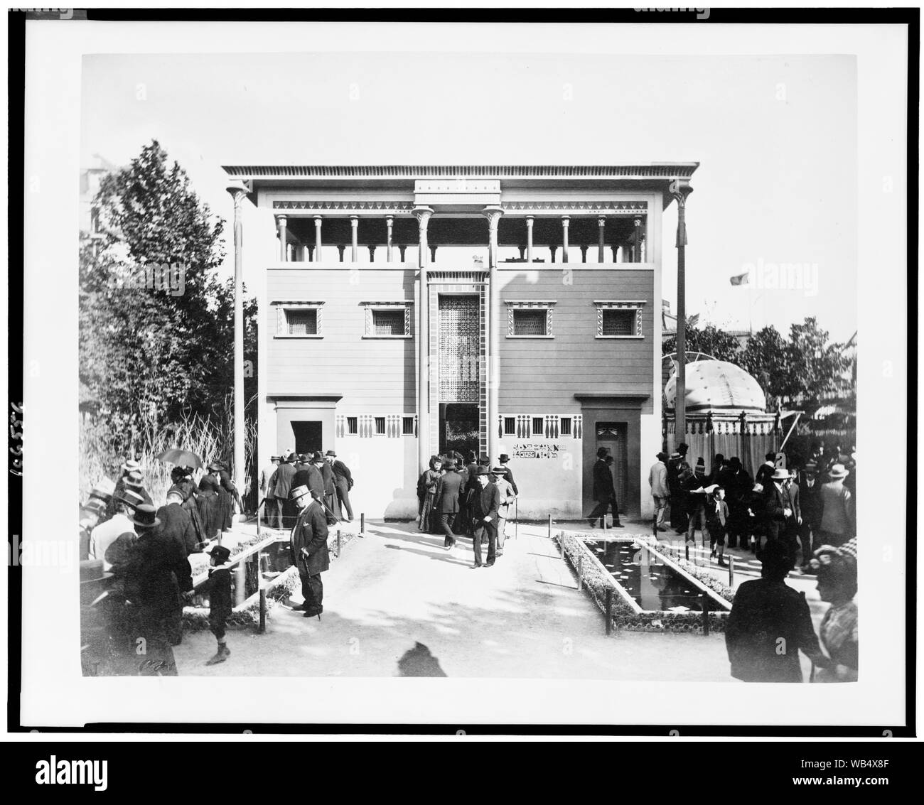 Urban house in paris Black and White Stock Photos & Images - Alamy