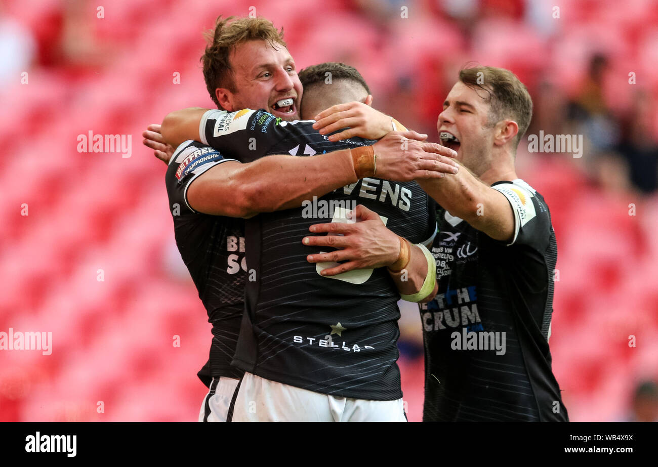 Widnes chris dean celebrates scoring hi-res stock photography and ...