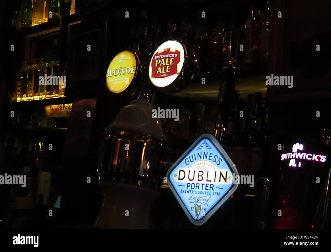 Beer signs hi-res stock photography and images - Alamy