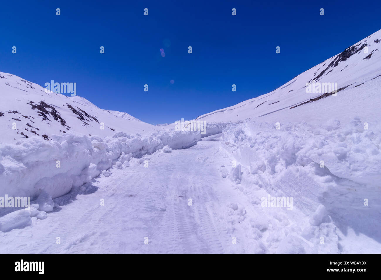Baralacha Pass - Snow Covered Road in Ladakh Stock Photo - Alamy