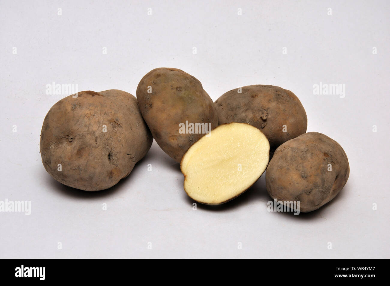 whole and sliced unwashed potatoes on a seamless background Stock Photo ...