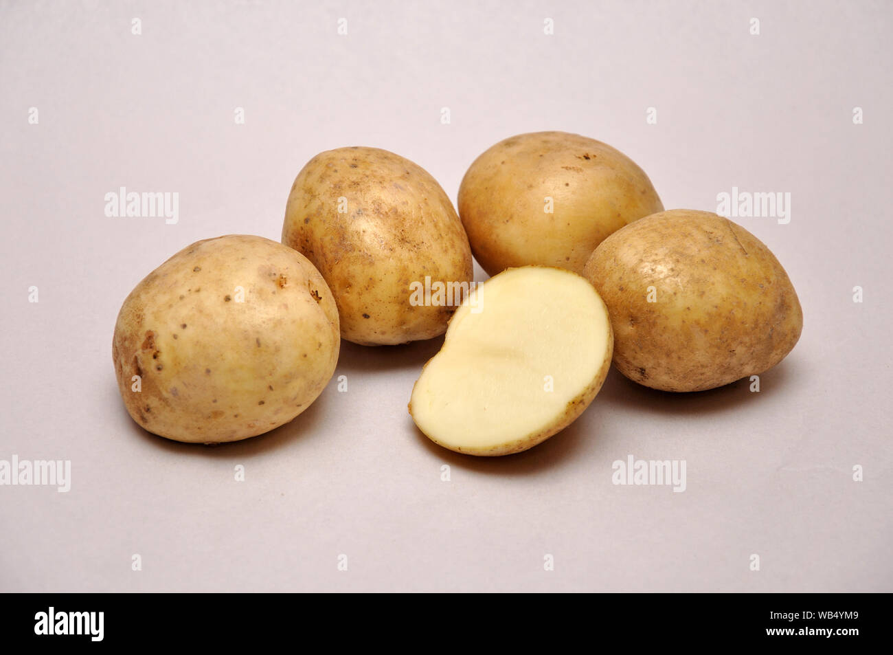 whole and sliced washed potatoes on a seamless background Stock Photo ...