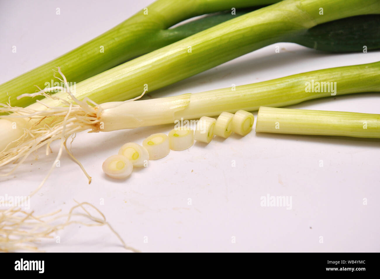 whole and sliced spring onions on a seamless background Stock Photo - Alamy