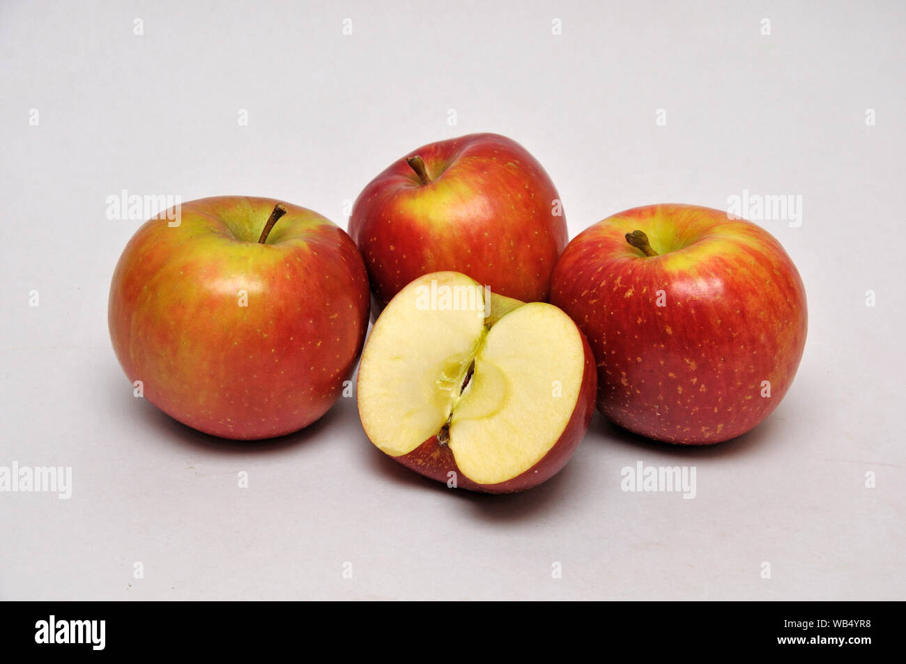 whole and sliced apples on a seamless background Stock Photo - Alamy
