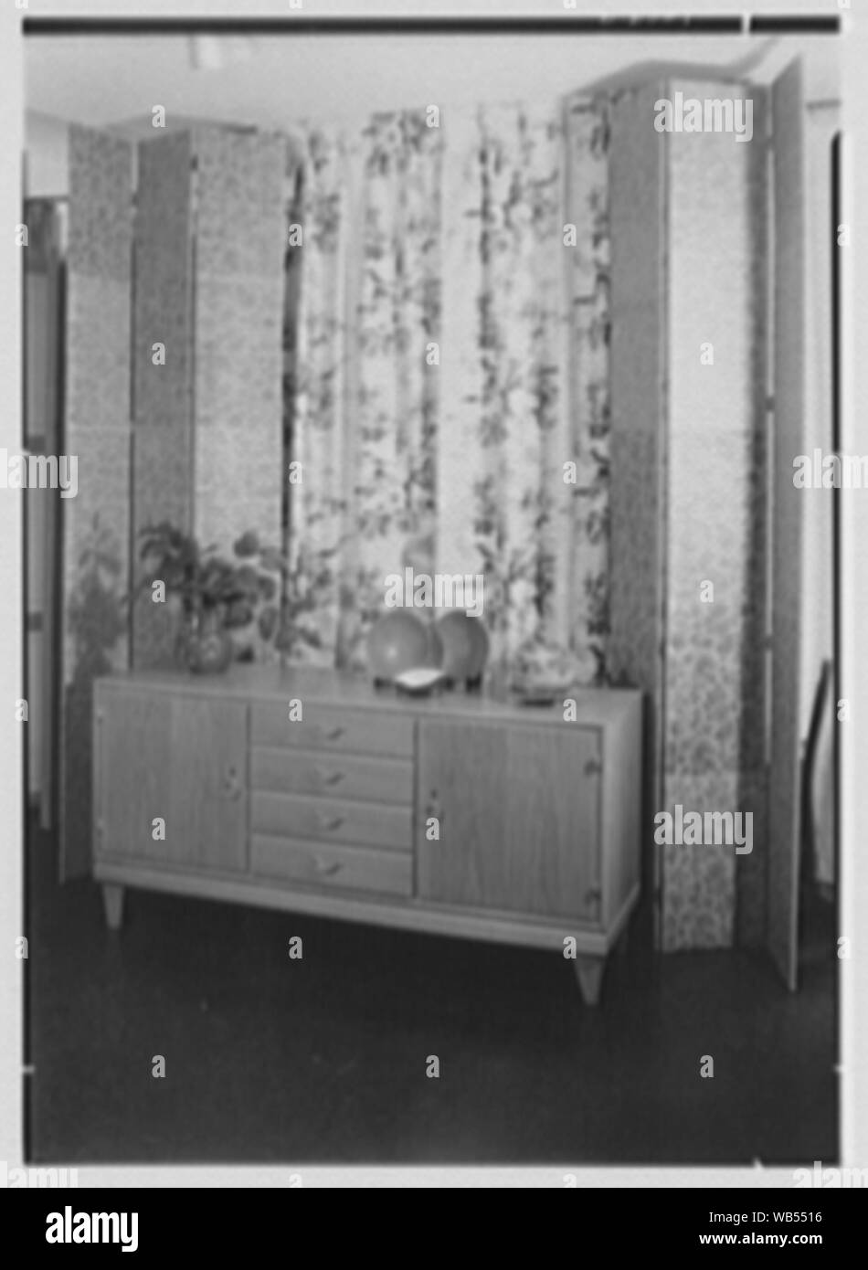 Elizabeth draper Black and White Stock Photos & Images - Alamy