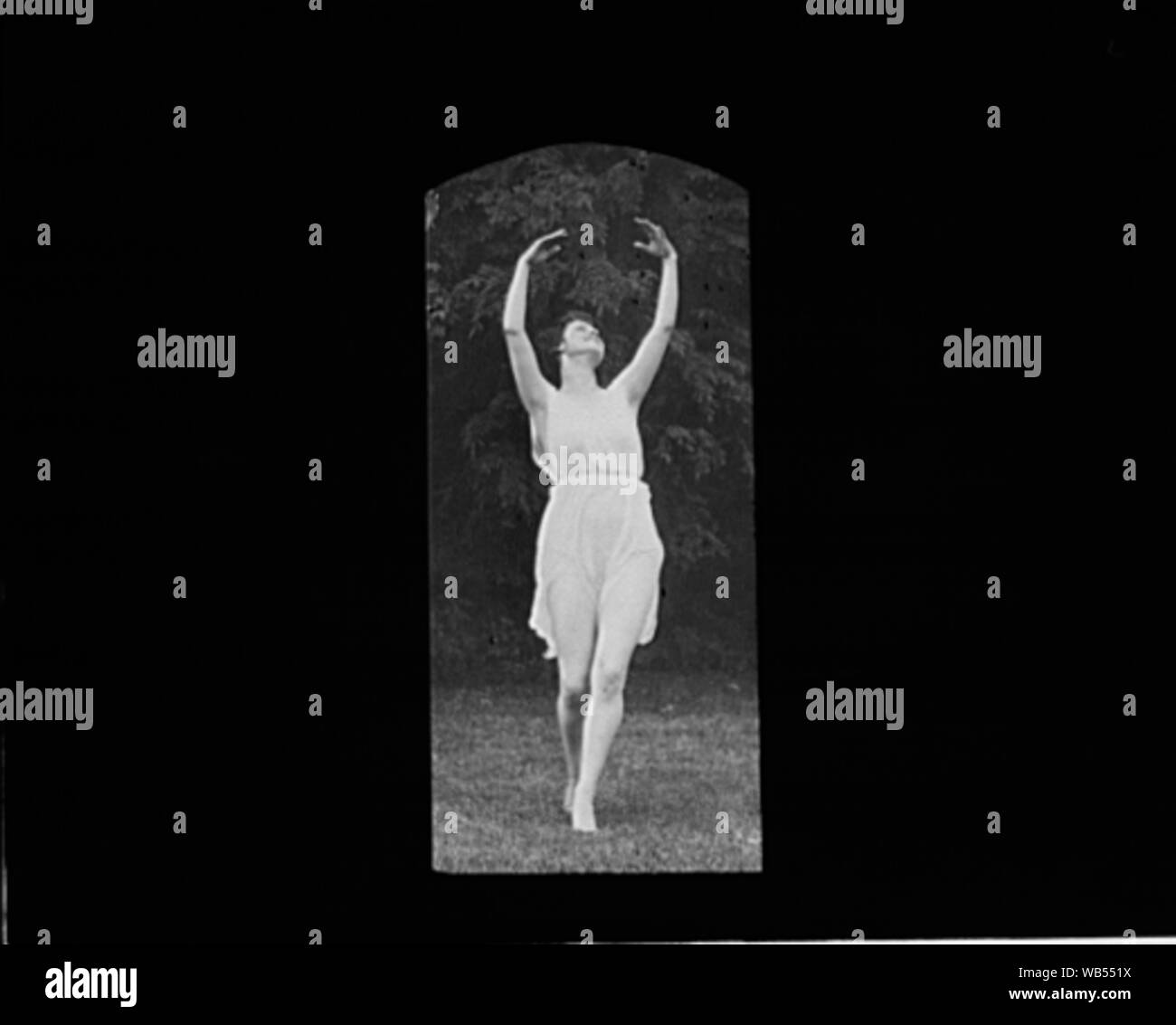 Elizabeth Duncan dancer Abstract/medium: Genthe, Arnold, 1869-1942 ...