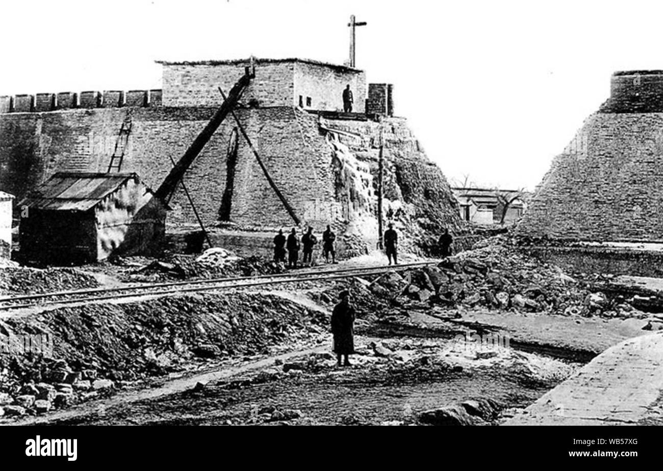 Durchbruch der Peking-Tientsin-Bahn in der Südmauer Stock Photo - Alamy