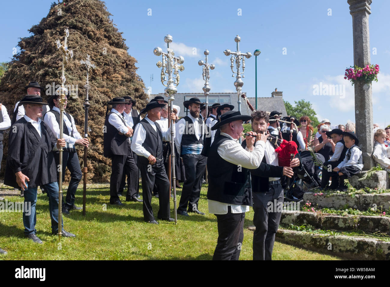 Celebrants playing traditional Breton instruments during the Pardon of ...