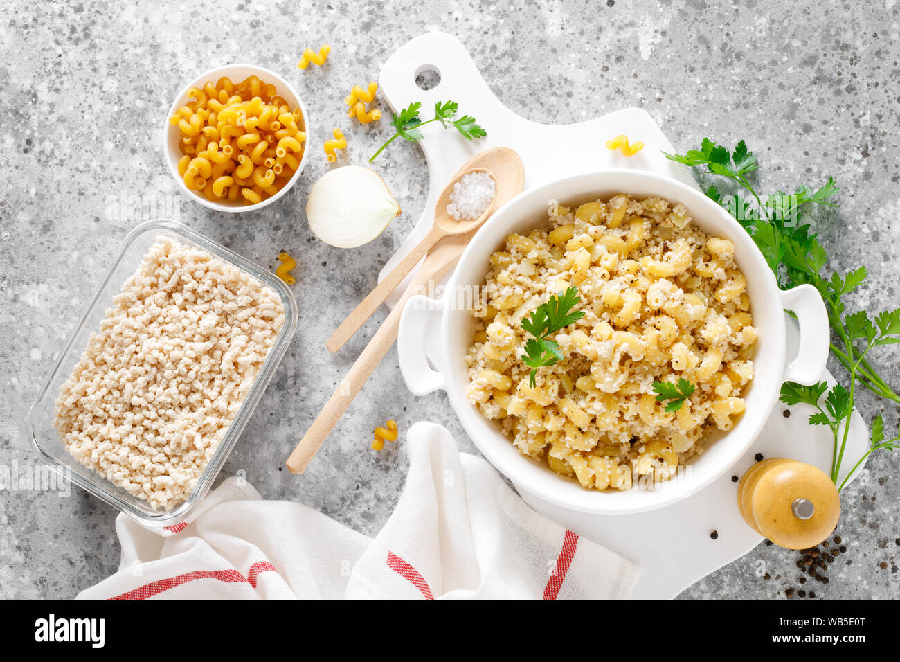 Makaroni po-flotski. Boiled pasta in navy-style with ground chicken ...