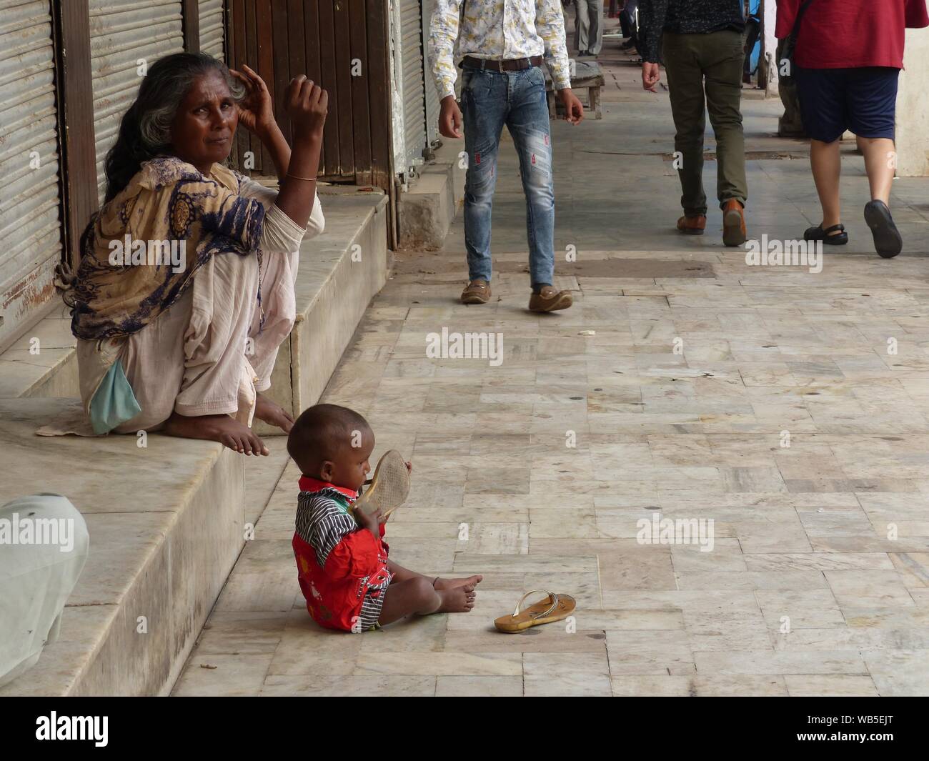 Homeless woman and young child on the streets of Delhi Stock Photo - Alamy