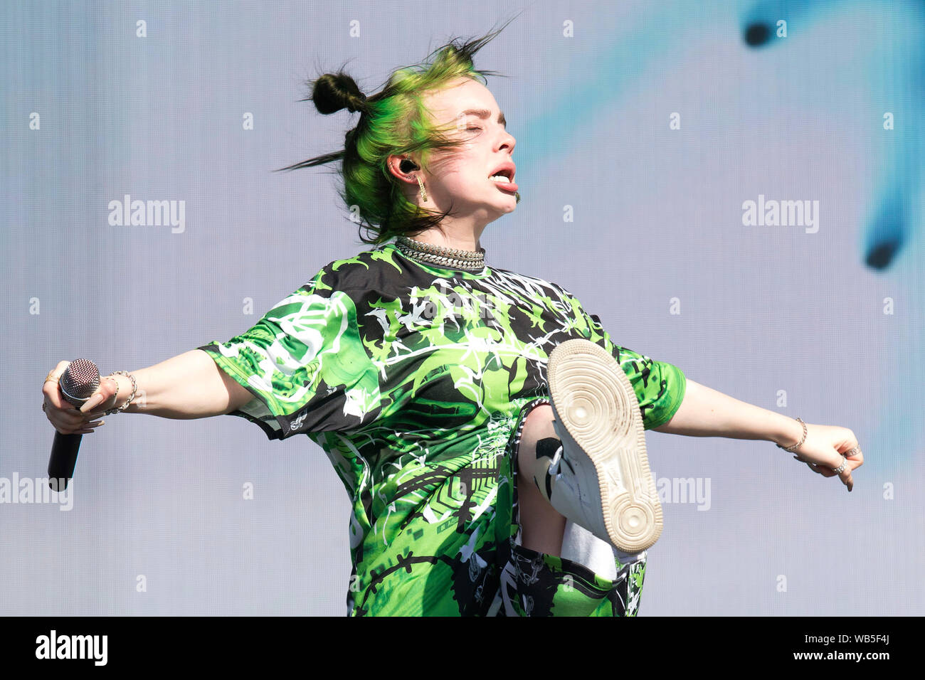 Billie eilish singer hi-res stock photography and images - Alamy