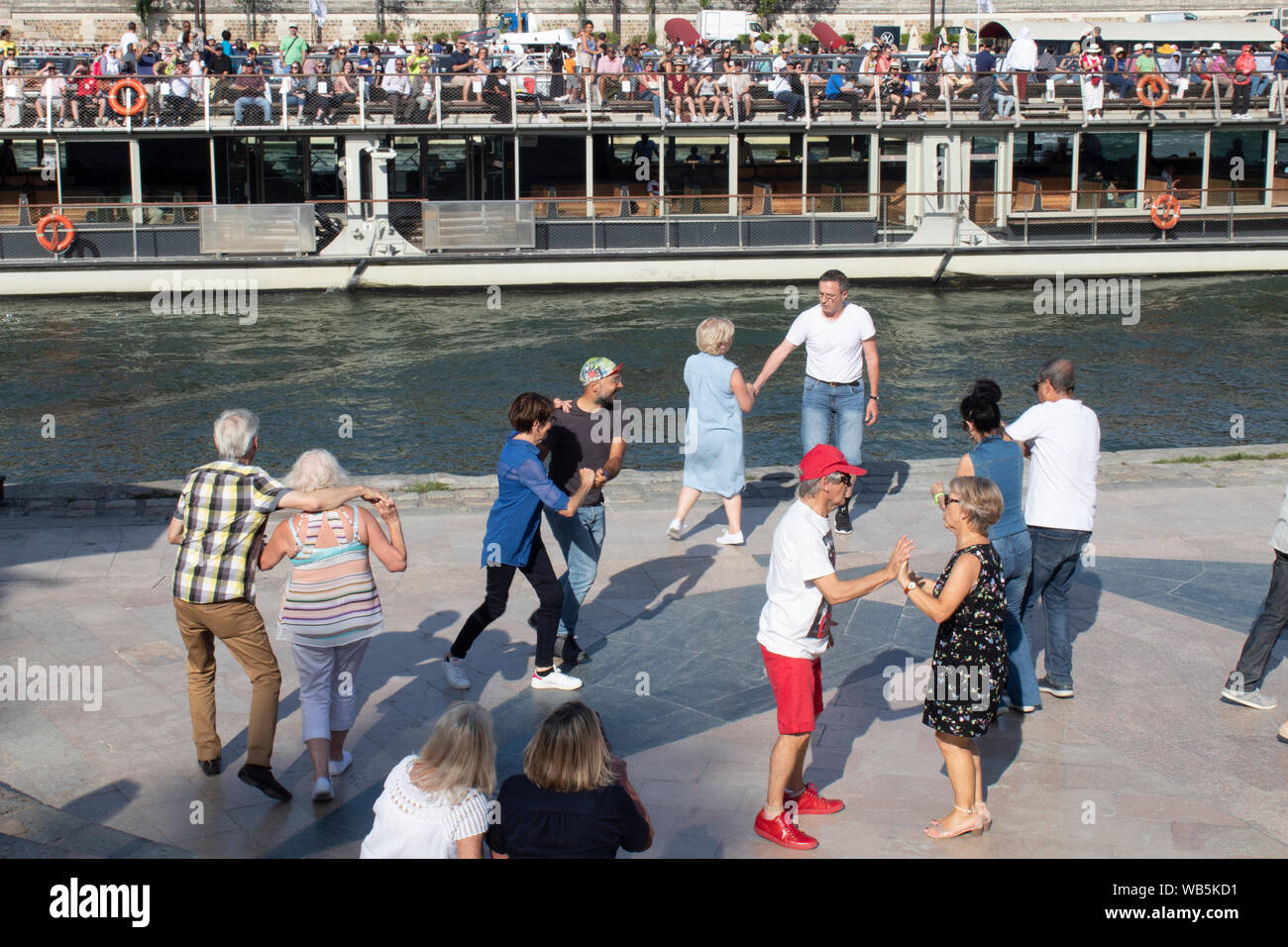 Dancing paris river hi-res stock photography and images - Alamy