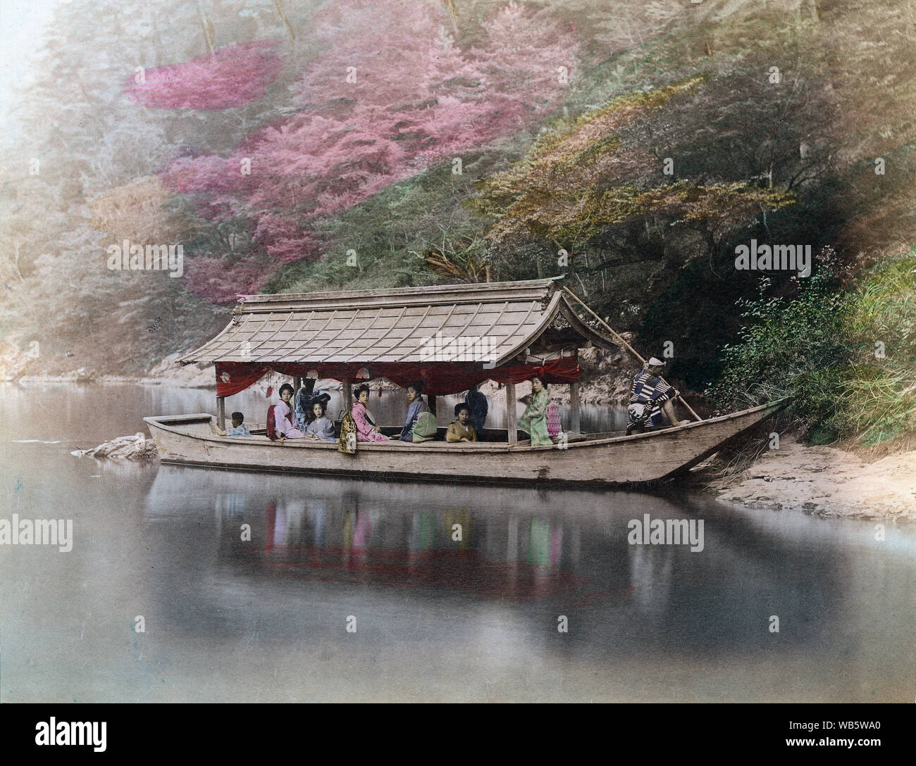 Traditional japanese boats hi-res stock photography and images - Alamy