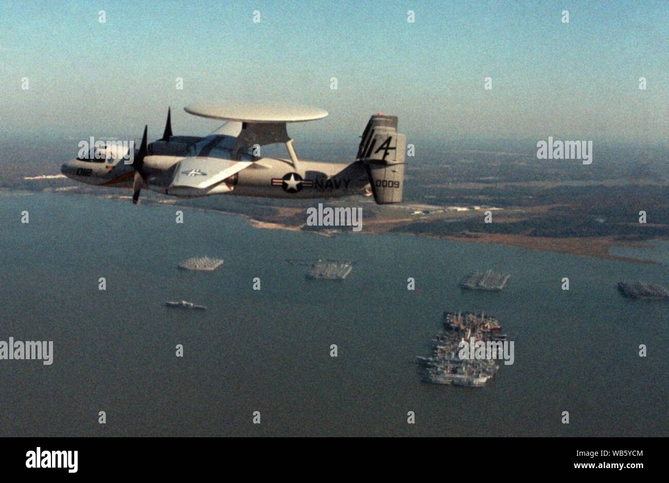 E-2C VAW-78 in flight over James River reserve fleet 1983 Stock Photo ...