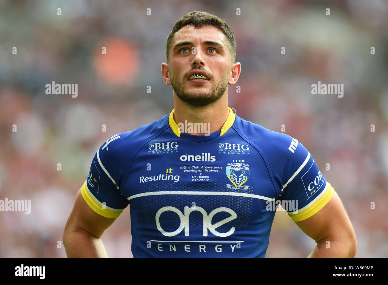 Big screen wembley stadium hi-res stock photography and images - Alamy