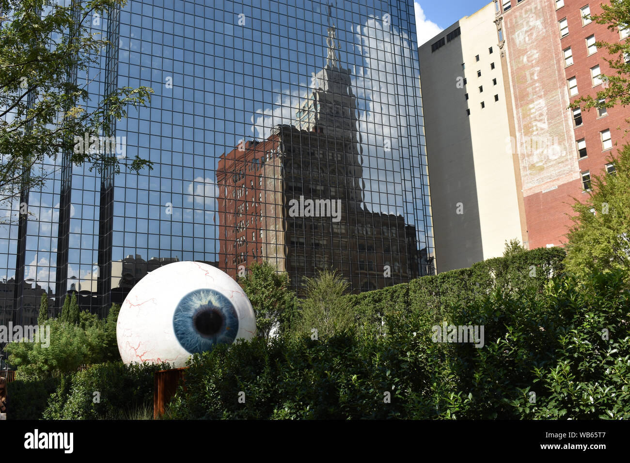 Eyeball sculpture hi-res stock photography and images - Alamy