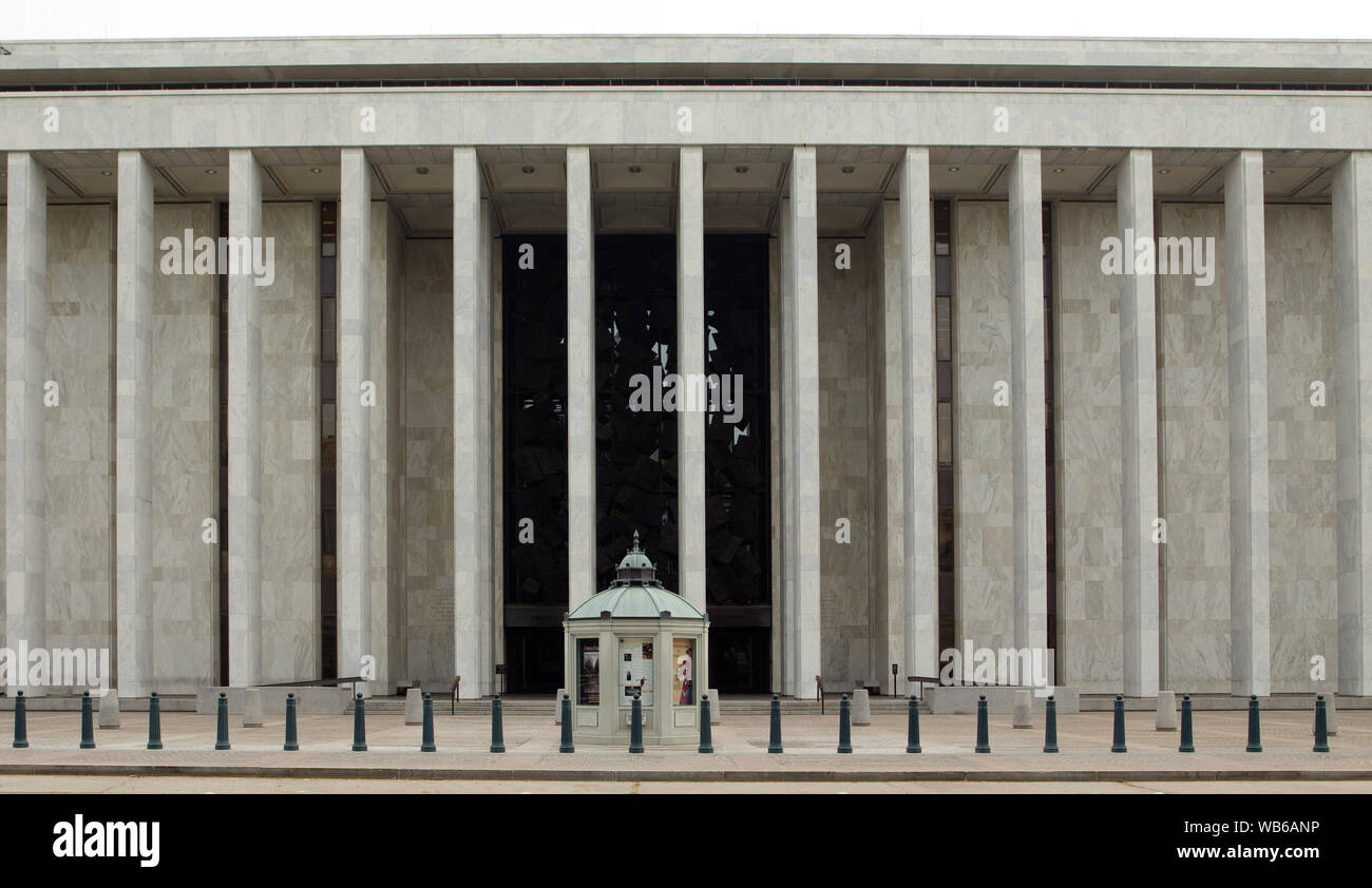 Exterior view. Main entrance and information kiosk. Library of Congress ...
