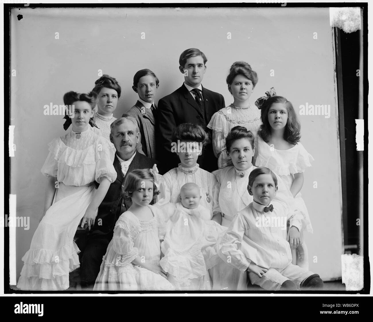 Vintage family group photo hi-res stock photography and images - Alamy