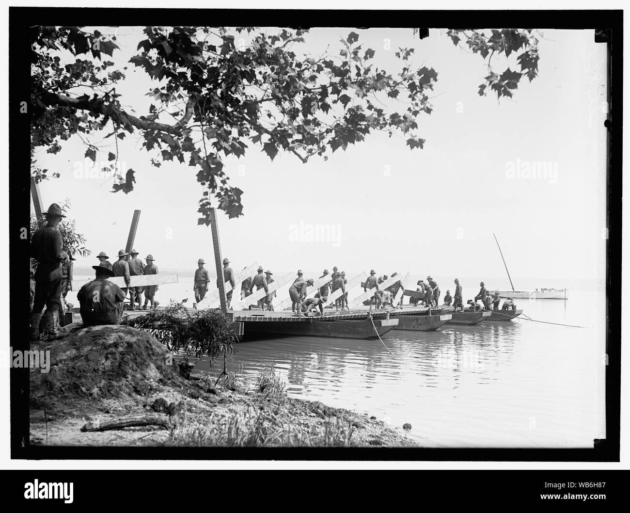 Soldiers building bridge Cut Out Stock Images & Pictures - Alamy