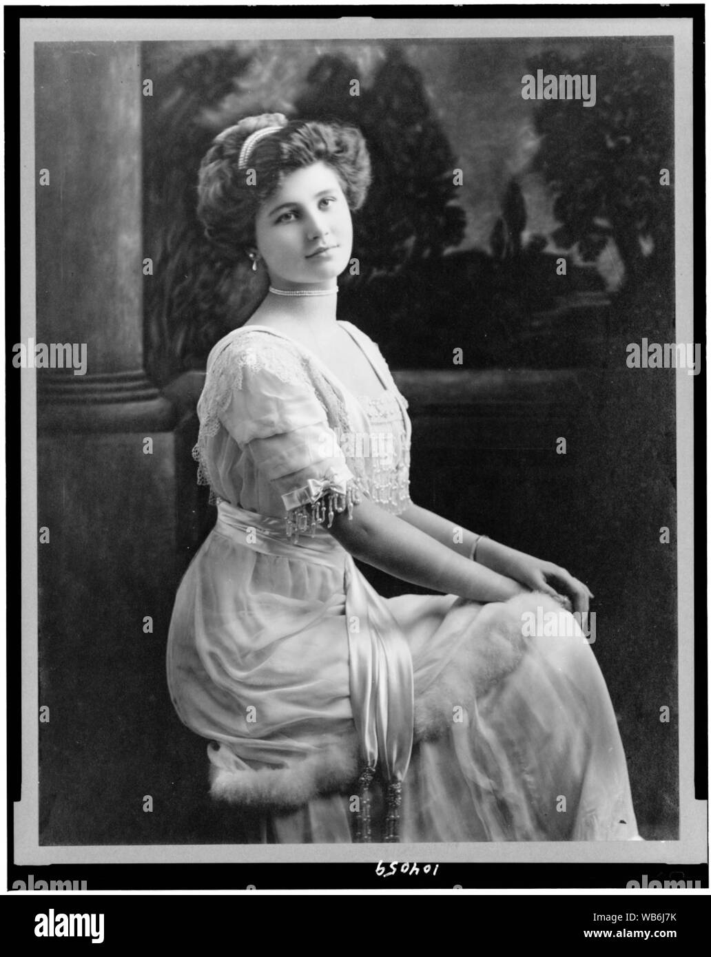 Edith Gracie, three-quarter length portrait, seated, facing slightly ...