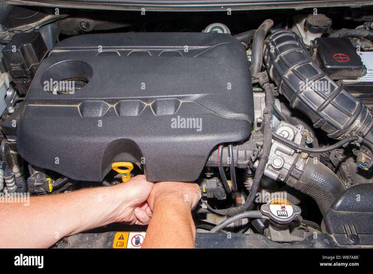 Car mechanic hands hi-res stock photography and images - Alamy